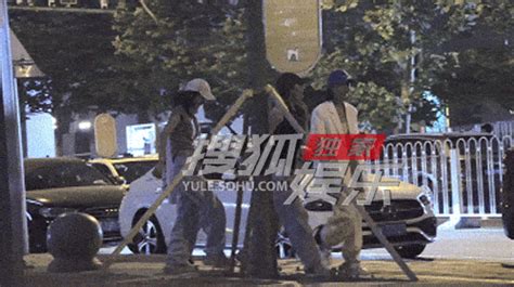 独家：蔡文静穿露脐马甲灵动妩媚 夜晚泡吧超嗨 搜狐大视野 搜狐新闻
