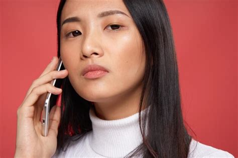 Premium Photo Brunette With Disgruntled Expression Talking On The