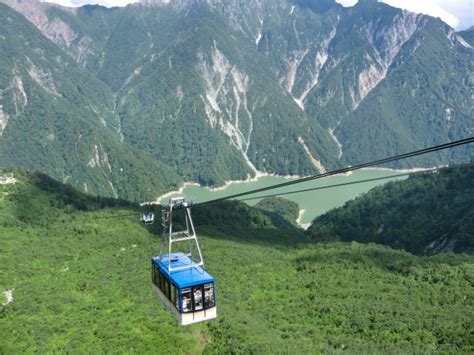 この夏、涼と癒しを求めに、立山黒部アルペンルートへ出かけよう！ 雲上の別天地「立山室堂」夏の平均気温は 15℃前後！ 高さ 186m、日本一の「黒部ダム」で6月26日より観光放水がスタート