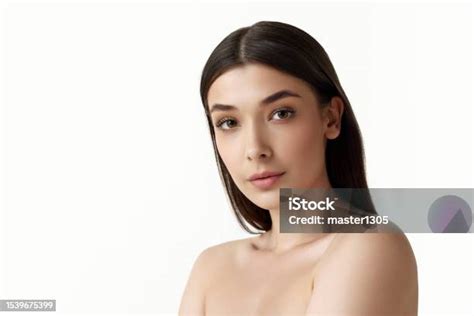 Potret Wanita Berambut Cokelat Muda Yang Cantik Dengan Rambut Lurus Dan