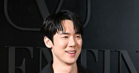 사진 유연석 미소 머금고