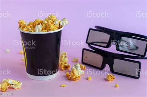 분홍색 표면에 팝콘이 있는 종이 컵 인근에는 3d 안경과 Tv 리모컨이 있습니다 검역으로 영화를 보고 0명에 대한 스톡 사진 및 기타 이미지 Istock