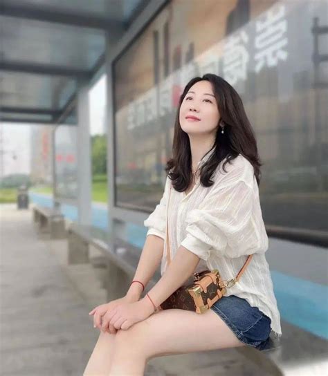 风韵犹存熟妇！年轻的她该有多香啊生活岁月展现好