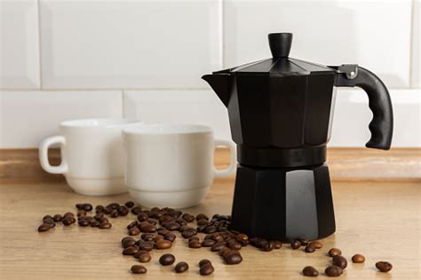 밝은 배경에 커피 원두가 있는 간헐천 커피 메이커 커피를 만들기 위한 주전자 향기로운 커피를 만드는 개념 안녕하세요 텍스트를 위한 위치입니다 복사 공간 0명에 대한 스톡