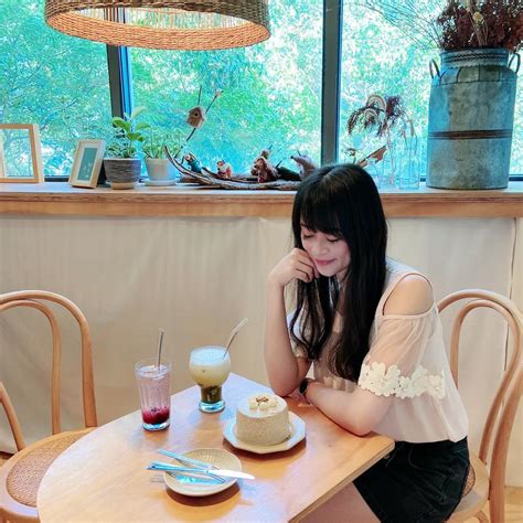 最近微涼舒服的天氣 最適合來這裡 大部分是戶外座位 望出去就是群山環繞與舊鐵道景觀 看著一台台可愛的火車頭出動🚂 療癒放鬆～好愜意啊🥰 茶茶吃苗栗 茶茶の日常小確幸 茶茶の日常小確幸