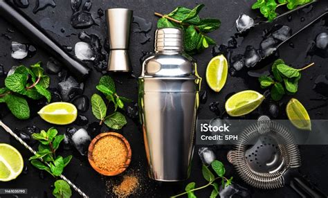 모히토 또는 카이피리냐 칵테일 및 목테일 준비 재료 민트 설탕 라임 얼음 및 강철 막대 도구 셰이커 지거 스트레이너 어두운 배경의 머들러 평면도 칵테일에 대한 스톡 사진 및
