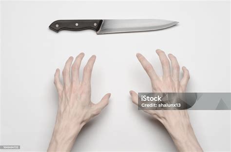 살인과 할로윈 테마 남자의 손에 칼에 대 한 도달 인간의 손으로 칼을 들고 위에서 스튜디오에 회색 배경에 고립 강철에 대한 스톡 사진 및 기타 이미지 Istock