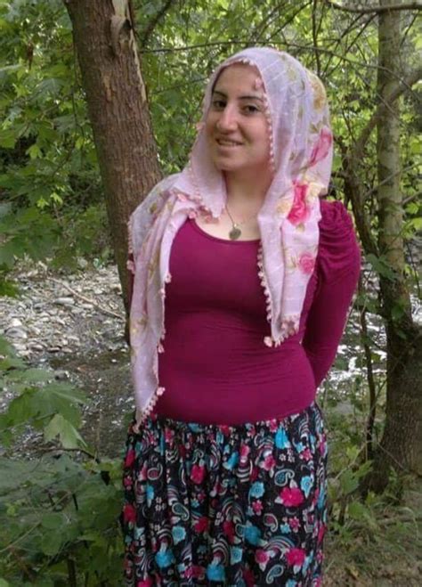 Şalvarlı Köylü Kızları