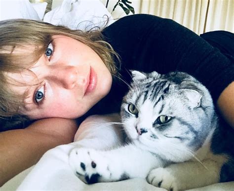 Inside The Lavish Lives Of Taylor Swifts Cats The Discerning Cat