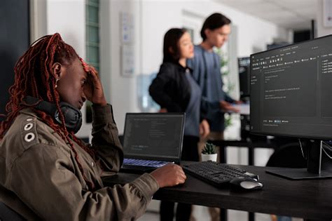 html 코드를 작성하려고 하는 프로그래밍 아이디어에 대해 생각하는 잠겨 있는 시스템 엔지니어 3 명에 대한 스톡 사진 및 기타