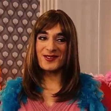 Akasya Durağının Çaycı Ali Kemaliydi Ateş Fatih Uçanın Eşinin Ayaklarını öptüğü Gönderileri