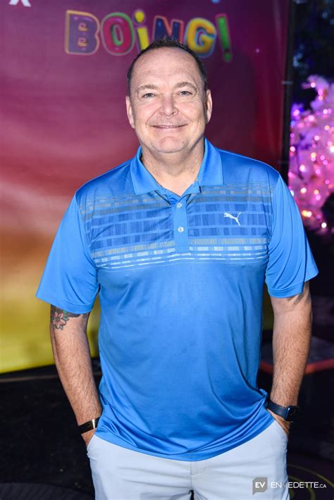 Tout De Bleu Vêtus Jean Michel Anctil Et Sa Chérie Prennent La Pose Sur Le Tapis Rouge