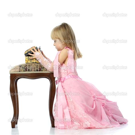 선물 상자를 여는 귀여운 여자 — 스톡 사진 © Rumisphoto 18103127