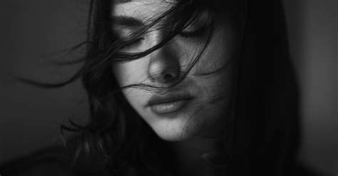 감은 눈 감정 검은 머리 검은 배경 고요한 그림자 내성적 인 드라마틱한 머리카락의 움직임 명상 적 모델 미술 미스터리한 바람 변덕스러운 조명