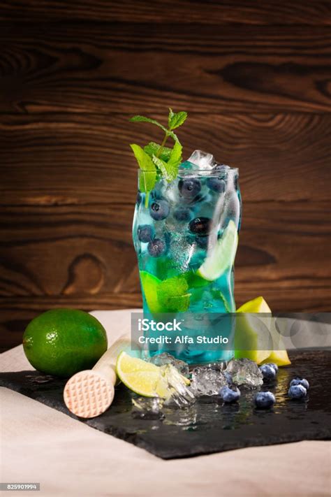 밝고 상쾌한 푸른 석호 라임 민트 얼음 열매 및 나무 배경에 Carambola의 조각과 칵테일 공간에 복사 합니다 0명에 대한