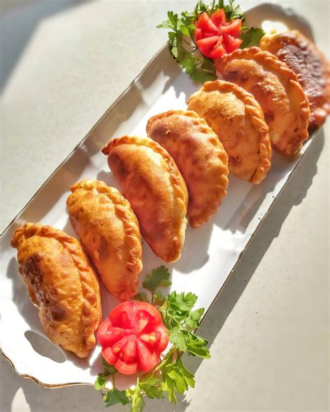 طرز تهیه پیراشکی مرغ با خمیر نانوایی و قارچ ساده و نرم در ماهیتابه و فر