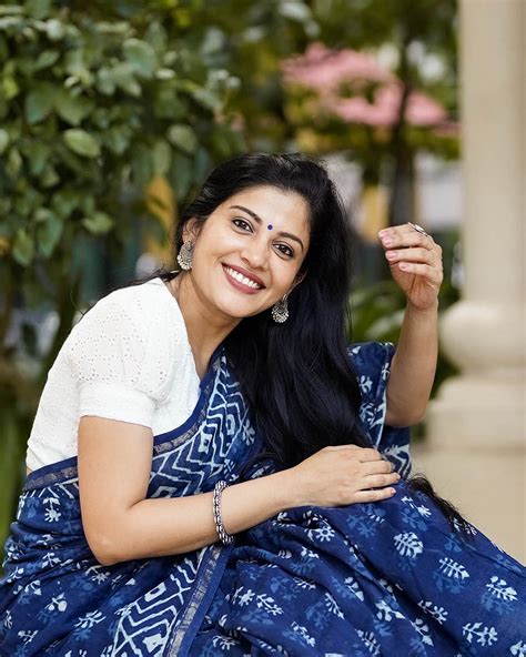 Actress Sshivada In A Simple Look Goes Viral നീല സാരിയിൽ ശിവദ ചിത്രങ്ങൾ News In Malayalam