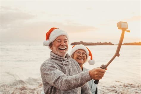 Retrato De Dois Velhos Fofos Se Divertindo E Curtindo Juntos Na Praia