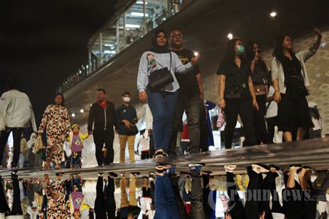 Warga Menikmati Malam Muda Mudi Usai Pencabutan Ppkm Foto Tribunnews Com