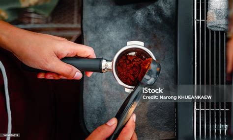 커피 메이커의 숟가락을 들고 커피 가루 분쇄기를 부어 포터 필터에 붓는 커피를 분쇄하는 커피 메이커의 평면도 손 갈색에 대한 스톡 사진 및 기타 이미지 Istock