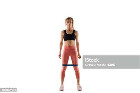 젊은 백인 여성 모델 행동 흰색 배경에 고립 된 운동 스포츠 운동 에너지 및 역동적이고 건강한 라이프 스타일의 개념 훈련 연습 25 29세에 대한 스톡 사진 및 기타 이미지