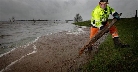 Barry Haalt Van Alles Uit Het Water Om Dijk Langs De Ijssel Te Redden ‘doen Wat We Kunnen