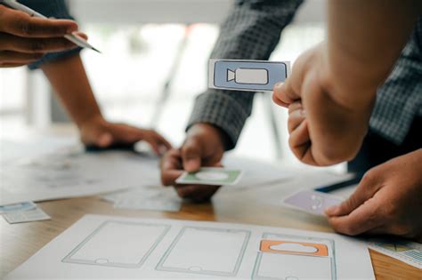 Ux 디자이너가 스마트폰 레이아웃에서 웹을 디자인하는 사용자 경험 모바일 응용 프로그램 프로토타입을 작업하는 Ui 개발자 계획 개발에 대한 스톡 사진 및 기타 이미지