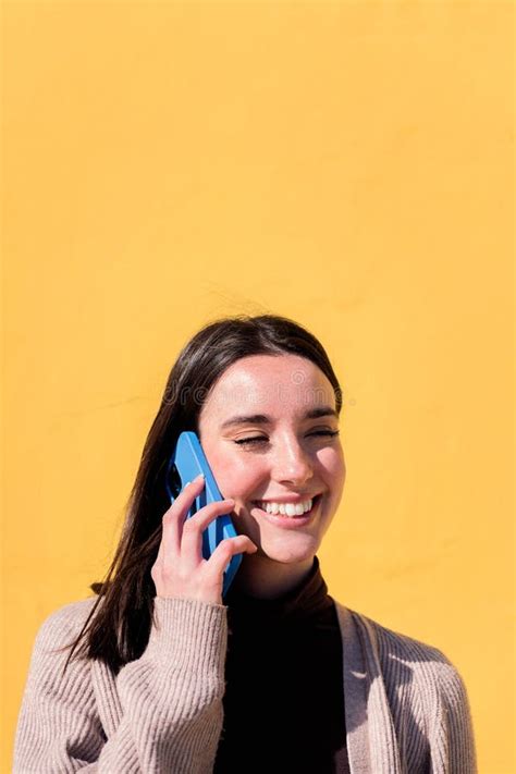 Mujer Hablando Por Tel Fono M Vil En Una Pared Amarilla Imagen De Archivo Imagen De Feliz