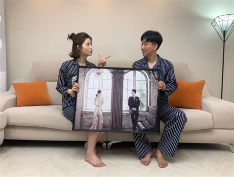 커플스냅 집에서 기념일 셀프촬영 홈스튜디오에서 결혼 천일 기념샷👰🏻‍♀️🤵🏻‍♂️ 네이버 블로그