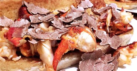 The Most Expensive Lobster Roll Maine Lobster Roll With Fresh White
