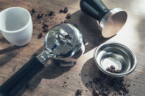 에스프레소 클래식 커피 기계에서 작은 흰색 컵에 따르고 0명에 대한 스톡 사진 및 기타 이미지 0명 갈색 고급 Istock