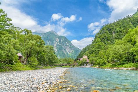 Cordillera De Hotaka Y Río Del Azusa En Primavera En El Kamikochi
