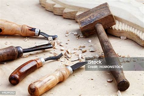 나무 조각품 도구 및 프로세스를 활동직 클로즈업 3d 애니메이션 목재 재료에 대한 스톡 사진 및 기타 이미지 목재 재료 일함 조각 Istock