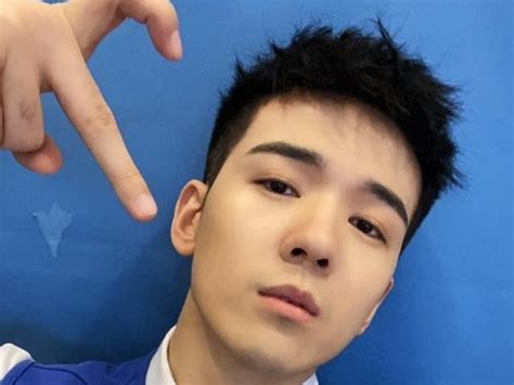 仝卓曬名著《活著》，自曝讀完後感悟很多，被網友質疑壓根沒看過 每日頭條