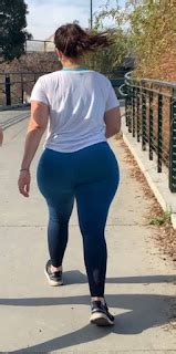 Bonita Chica Con Caderas Anchas En Leggins Ejercitandose Mujeres Bellas En La Calle