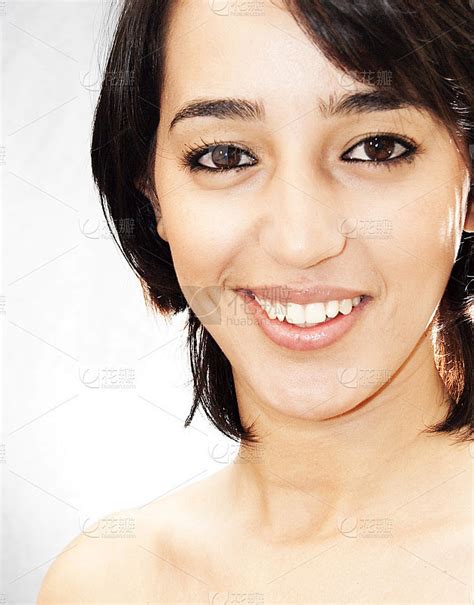 美丽的黑发女孩