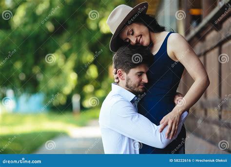 Hombre Y Mujer Que Se Abrazan Foto De Archivo Imagen De Familia