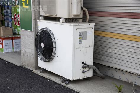 길가에 설치된 에어컨 실외기 유토이미지 상세페이지 베이직샵 사진 21190264