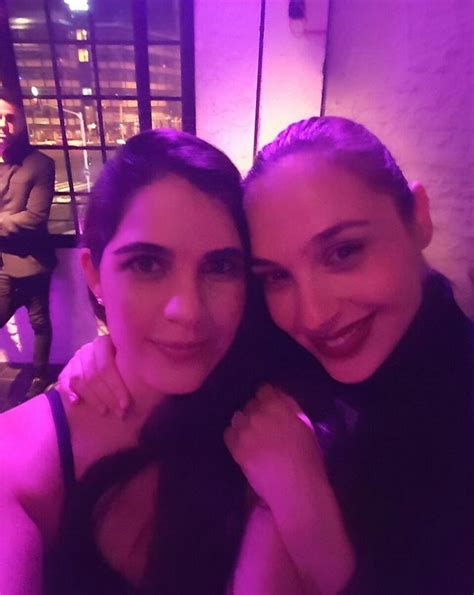 גל גדות חוגגת סילבסטר עם כל החברים