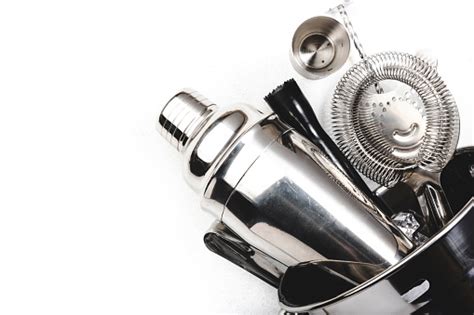 칵테일을 만들기 위한 스틸 바 도구 및 액세서리 셰이커 지거 스트레이너 숟가락 집게 진흙 투성이 알코올 음료 및 음료 준비 개념