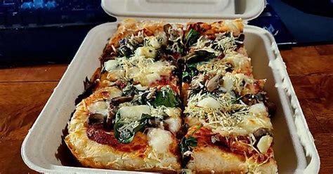 Made Focaccia Pizza With Spinach And Mushrooms I Used Vegan Cheese For The First Time Too