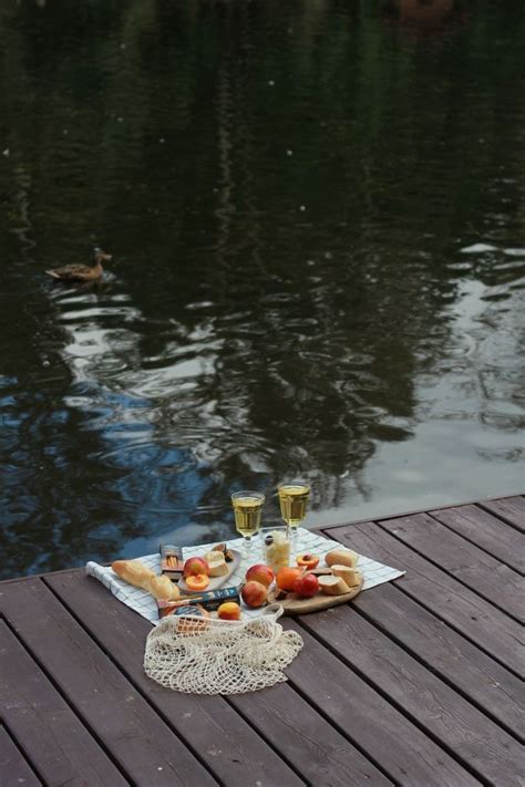 Пикник у пруда в парке | Alcoholic drinks, Alcohol, Wine