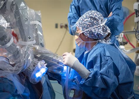 Canadian First Robotic Surgery Gives Women New Breast Cancer Treatment