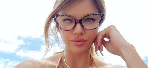 Dana Hamm In Tiny Bikini Shares When ‘teacher Goes To The Beach