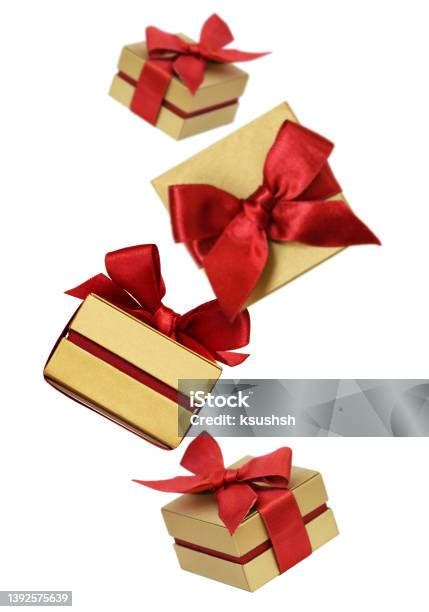 흰색에 고립 된 빨간 리본 활이있는 황금 선물 상자의 부상 금색에 대한 스톡 사진 및 기타 이미지 금색 매기 1위 Istock