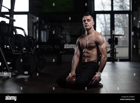 Homme En Bonne Santé Soyons Forts Dans La Salle De Sport Et Flexing Muscles Musculaire Fitness