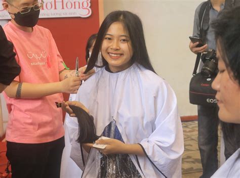 Cụ ông U70 Nuôi Tóc 3 Năm Giấu Nhà Từ Miền Tây Lên Hiến Tóc Cho Bệnh