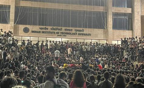 ಗುವಾಹತಿ ಬಿಟೆಕ್ ವಿದ್ಯಾರ್ಥಿಯ ಸಾವಿನ ಬೆನ್ನಲ್ಲೇ ಪ್ರತಿಭಟನೆ ಐಐಟಿ ಡೀನ್ ಪದತ್ಯಾಗ Guwahati Protests