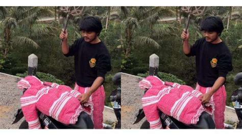 Foto Viral Pria Di Magelang Pakai Kain Kasur Kapuk Sebagai Outif Rebahan Warganet Keren