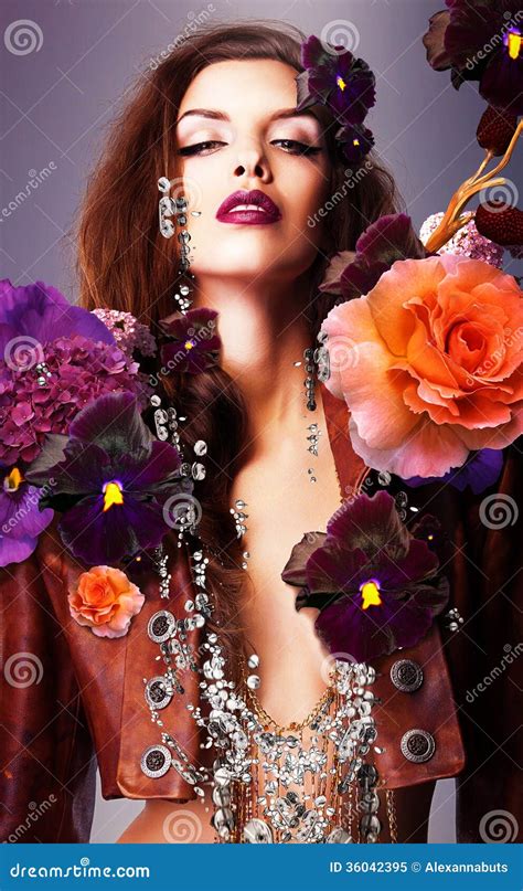 Erotische Vrouw Met Zilveren Toebehoren Stock Afbeelding Image Of Gevormd Mooi 36042395